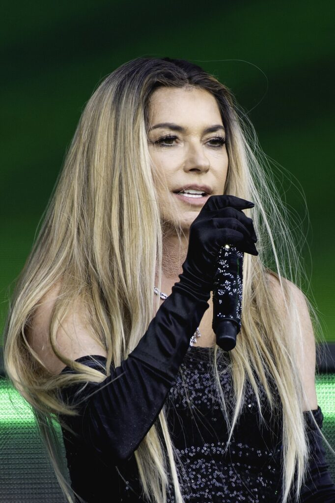 Shania Twain Shocks Fans with Surprise Concert in Toronto - Green At Home