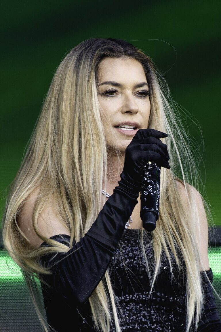 Shania Twain Shocks Fans with Surprise Concert in Toronto - Green At Home